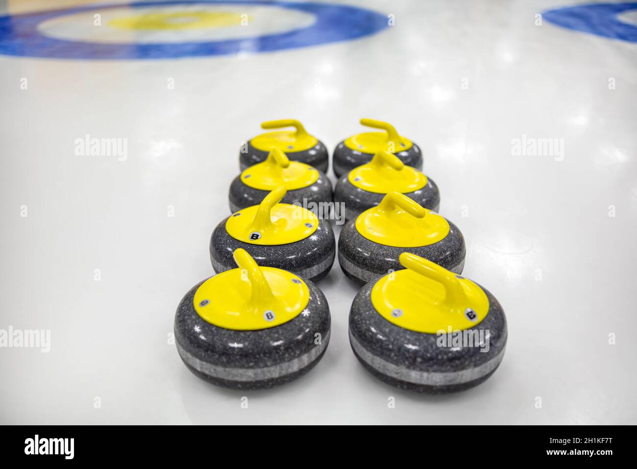 La pierre de curling ou la roche est faite de granit avec des poignées ...