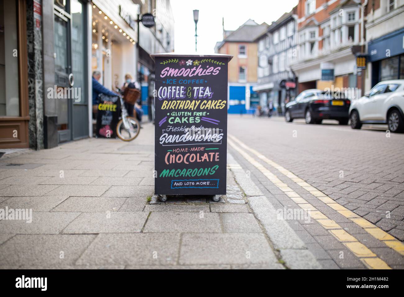 Affiche avec le menu du restaurant sur le trottoir carrelé avec une rue ...