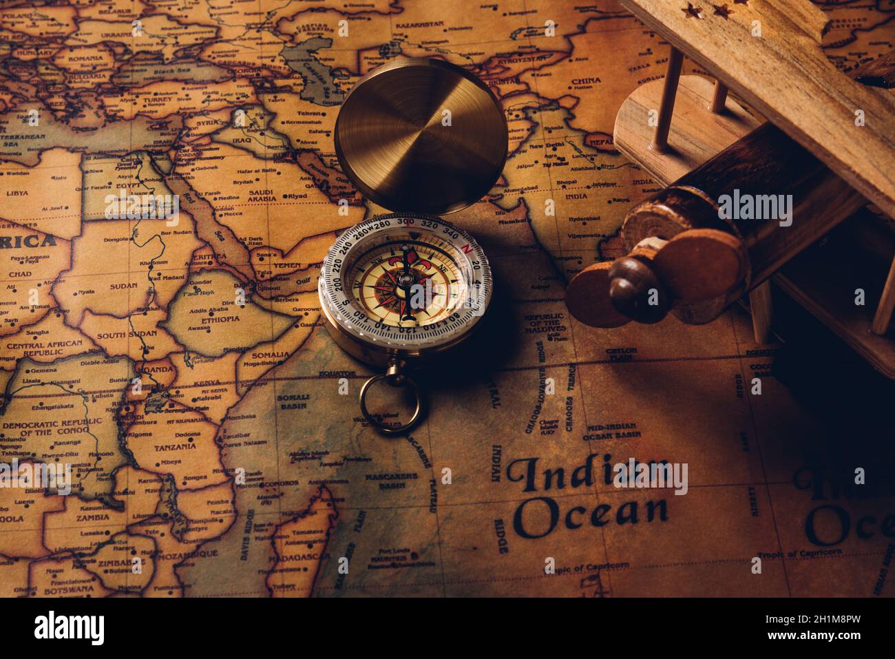 Ancienne découverte de boussole et avion en bois sur papier d'époque ...