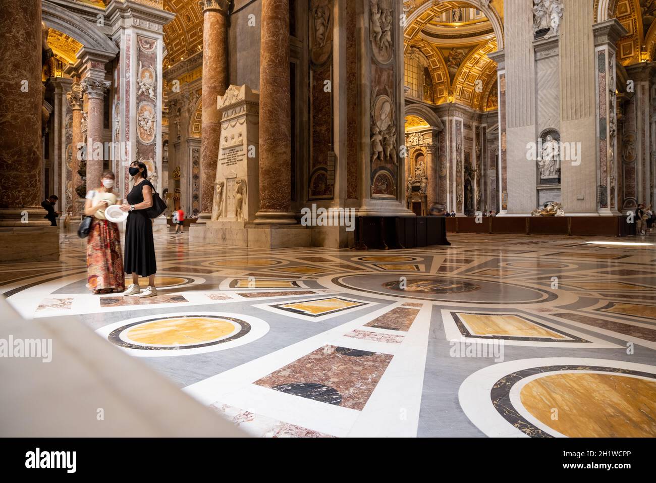 L'intérieur de la basilique Saint-Pierre dans la Cité du Vatican. C'est ...