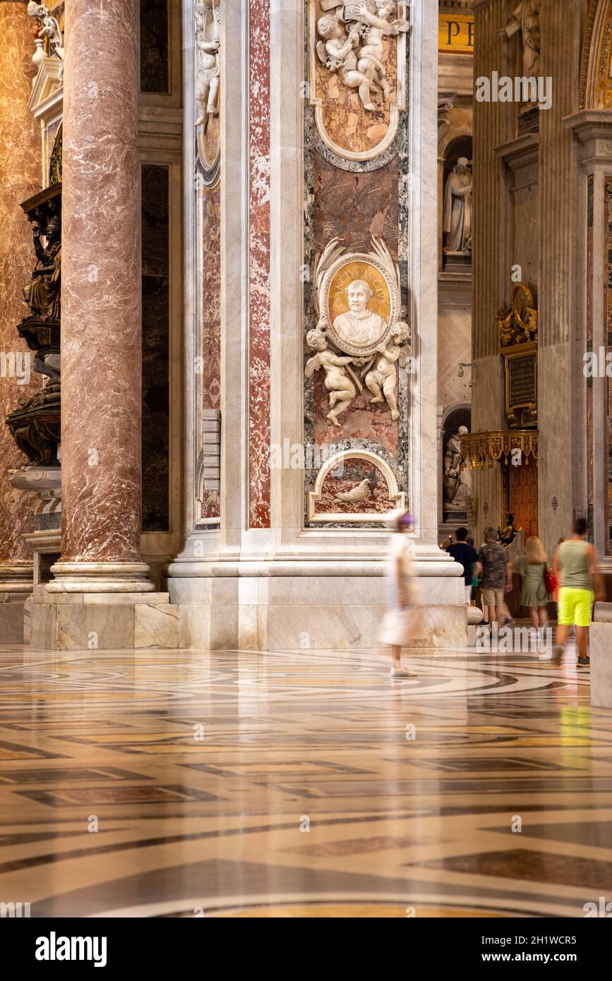 L'intérieur de la basilique Saint-Pierre dans la Cité du Vatican. C'est ...