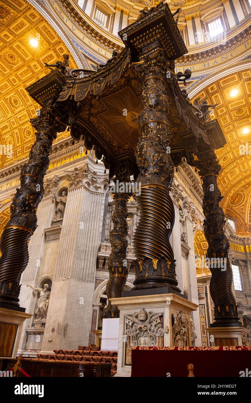 L'intérieur de la basilique Saint-Pierre dans la Cité du Vatican. C'est ...