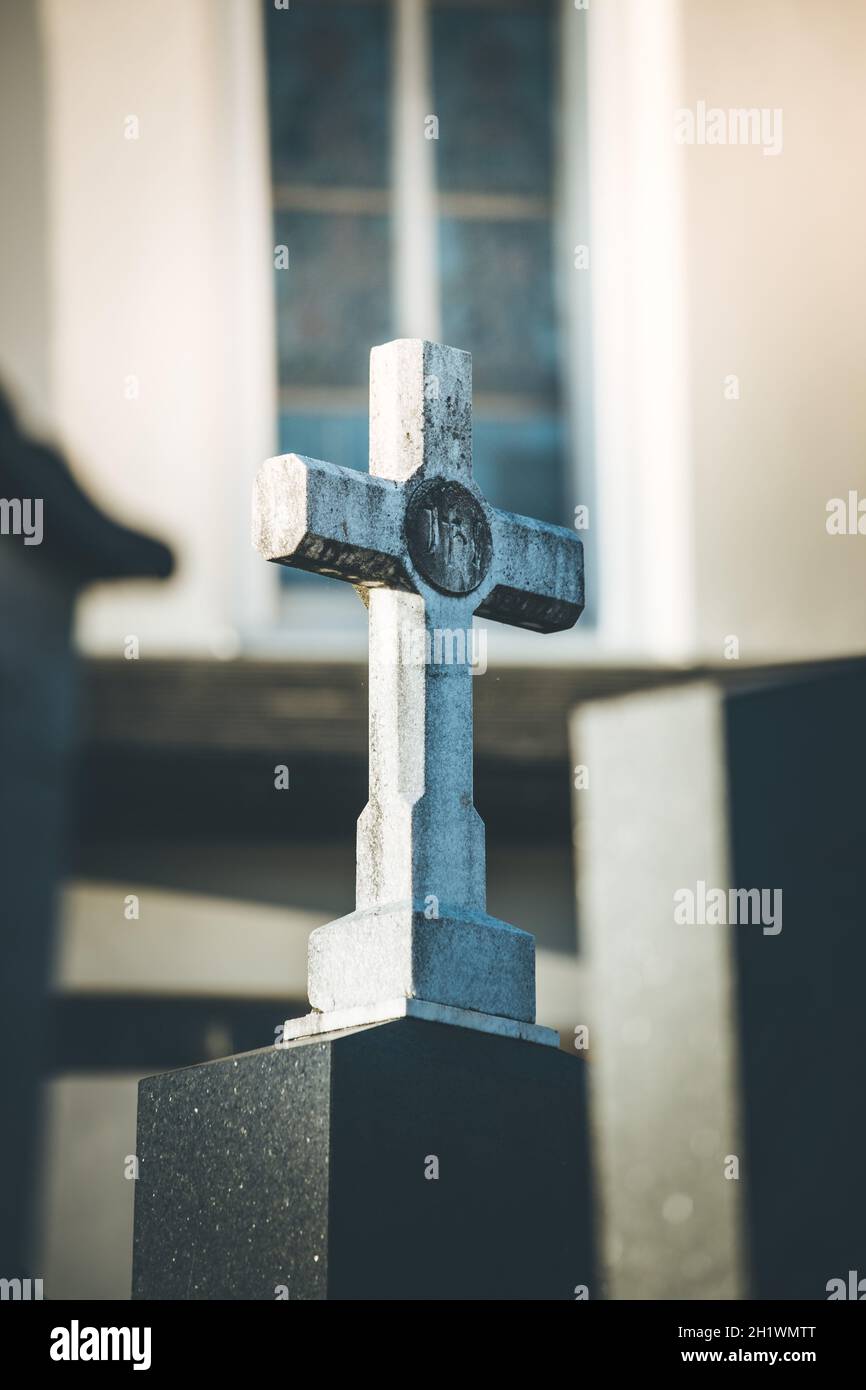 Croix sur une tombe Banque de photographies et d’images à haute ...