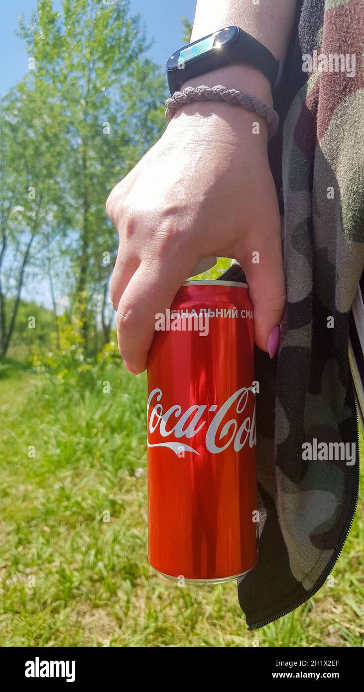 Coca cola can hand Banque de photographies et d’images à haute ...