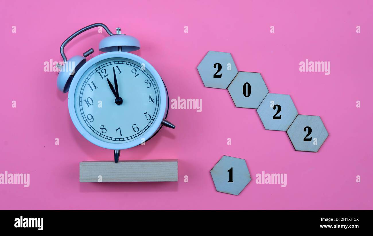 Dire Au revoir à 2021 et dire bienvenue 2022.Un concept de célébration ...