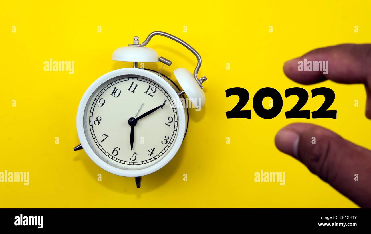 Dire Au revoir à 2021 et dire bienvenue 2022.Un concept de célébration ...
