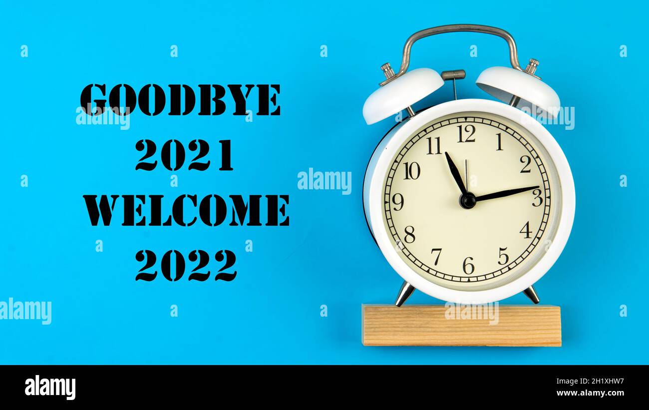 Dire Au revoir à 2021 et dire bienvenue 2022.Un concept de célébration ...