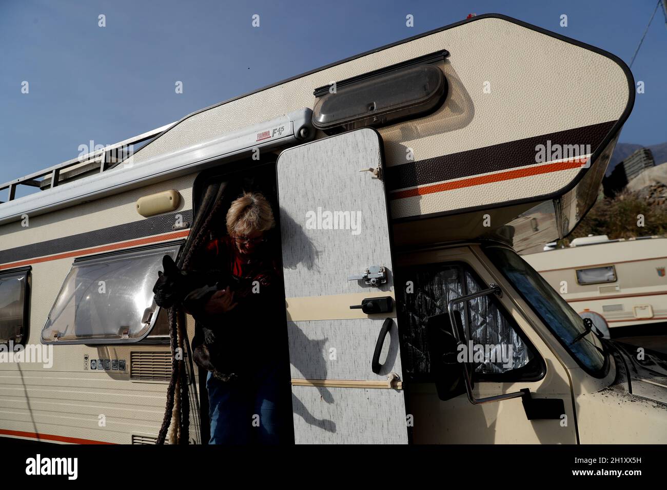 Chona Cruz porte son chien Kiara comme elle sort de son RV après qu ...