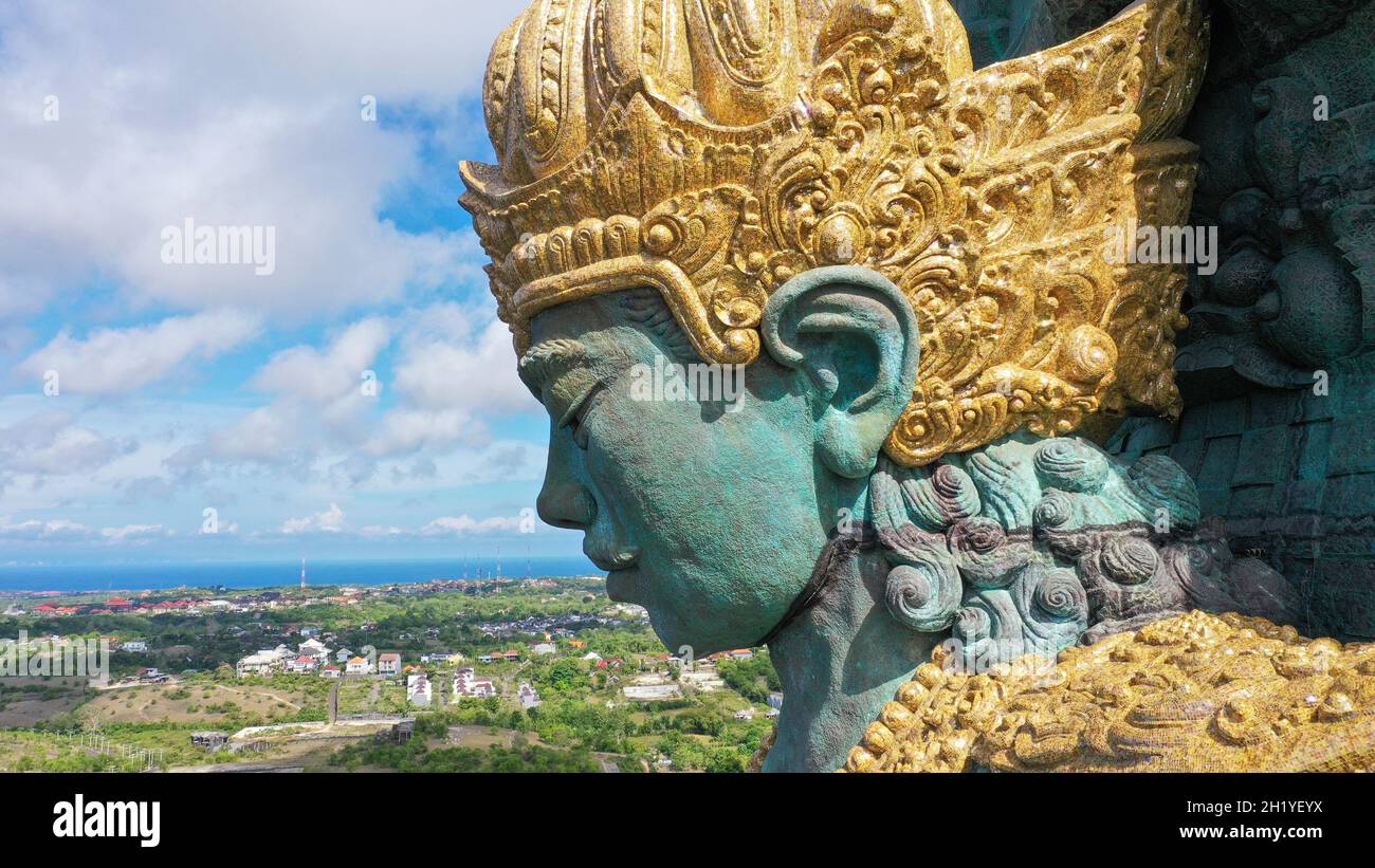Gros plan de la statue de Wisnu à Garuda Wisnu Kencana, parc culturel ...