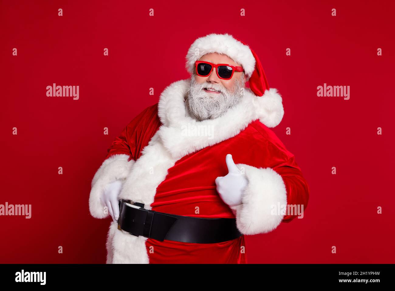 Portrait de beau Père Noël gai montrant une publicité à titre de hume ...