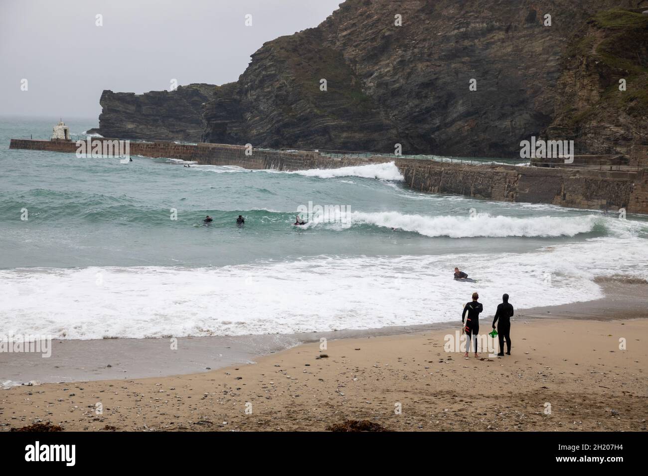 Portreath,Cornwall,19 octobre 2021,Surfers a fait le maximum des vagues ...