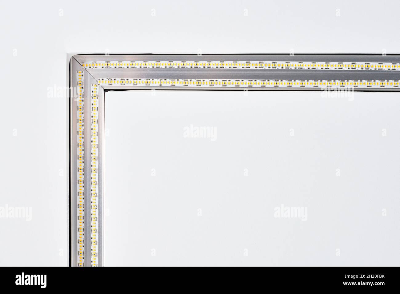 Réglette d'éclairage LED à profil carré en aluminium sur plafond ...