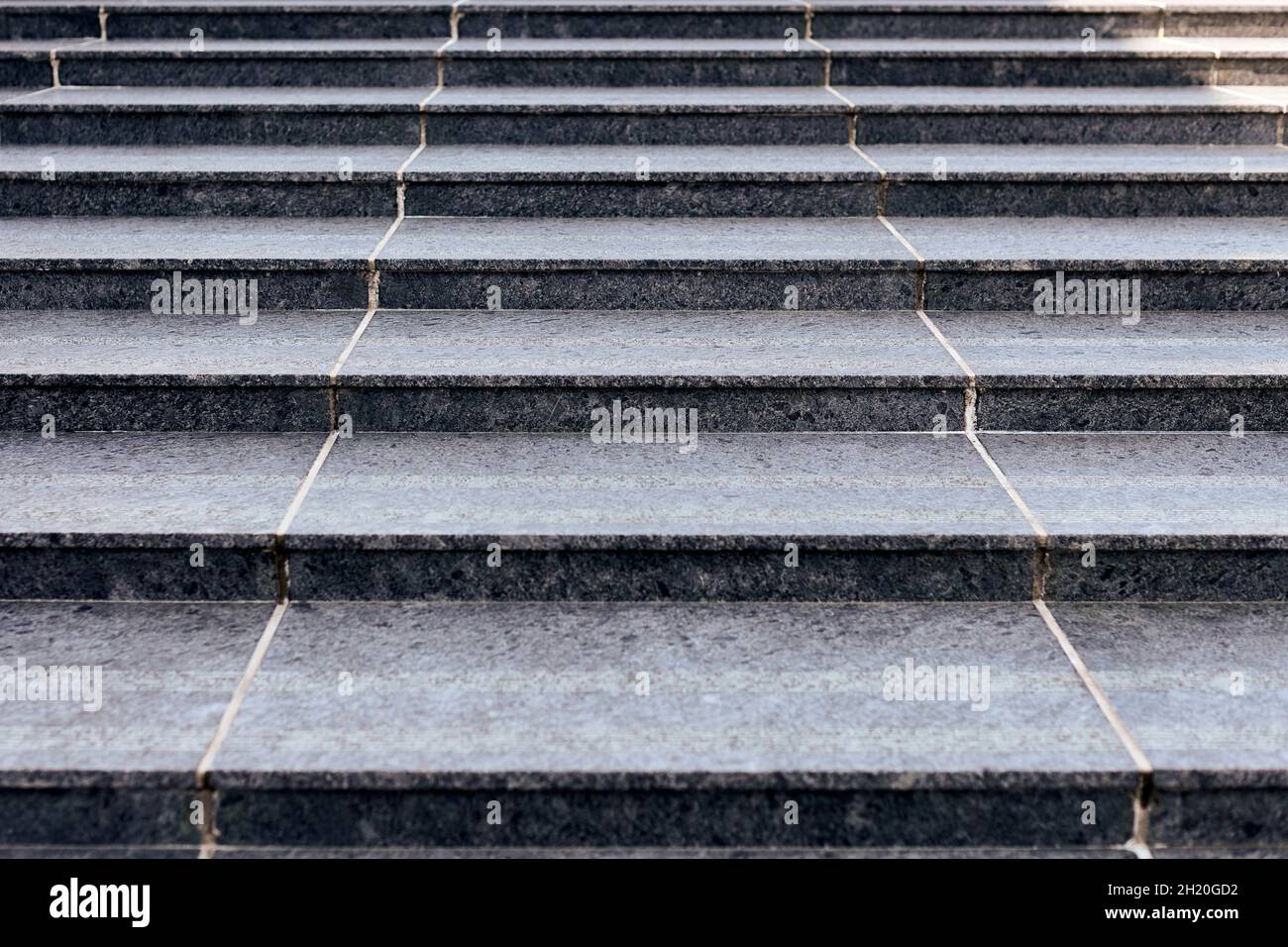 Grand escalier à la texture de pierre grise, grande échelle de granit, vue de face.Grands ...