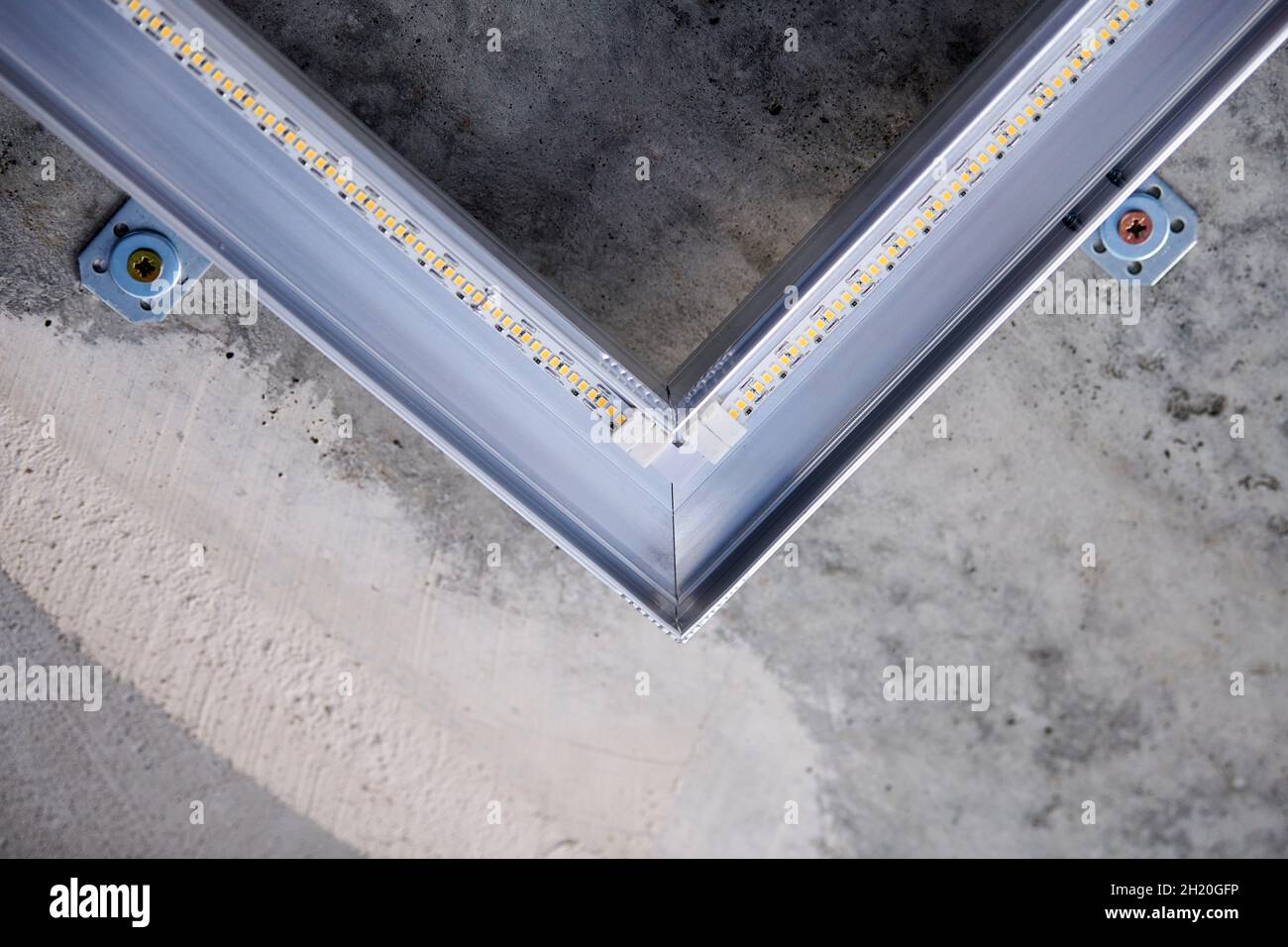 Bande DE LED avec profil en aluminium sur un mur rugueux.Plafond en ...