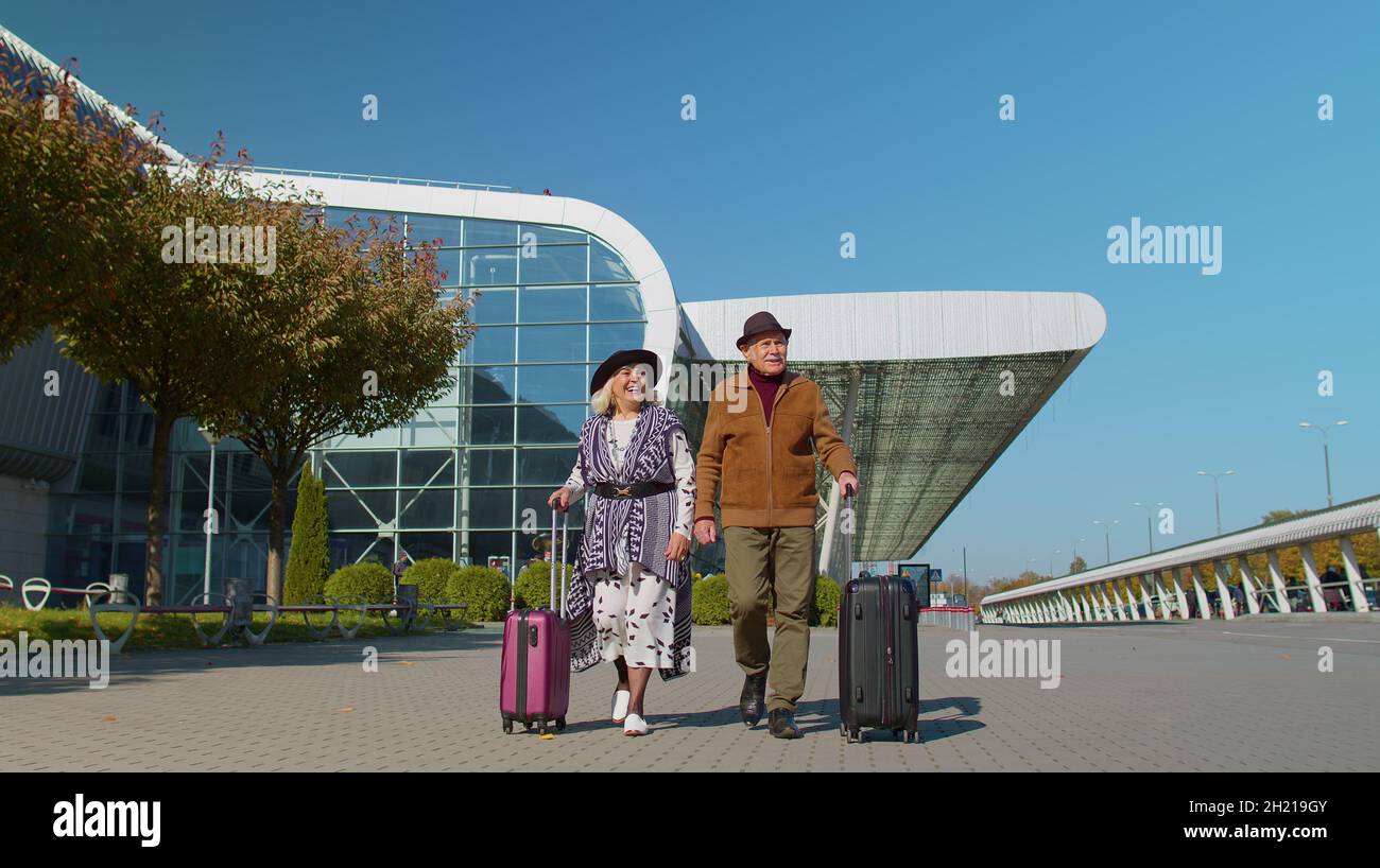 Elégant couple de famille à la retraite grand-père granny marchant avec ...