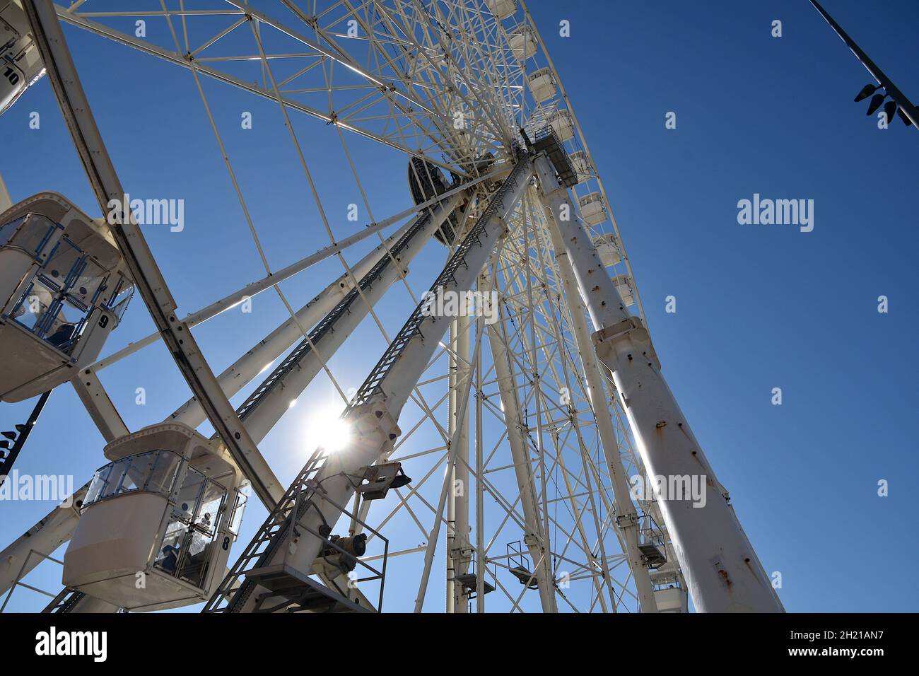 Vue sur la roue de Ferris au Vieux-Port de Marseille. La roue de Ferris ...
