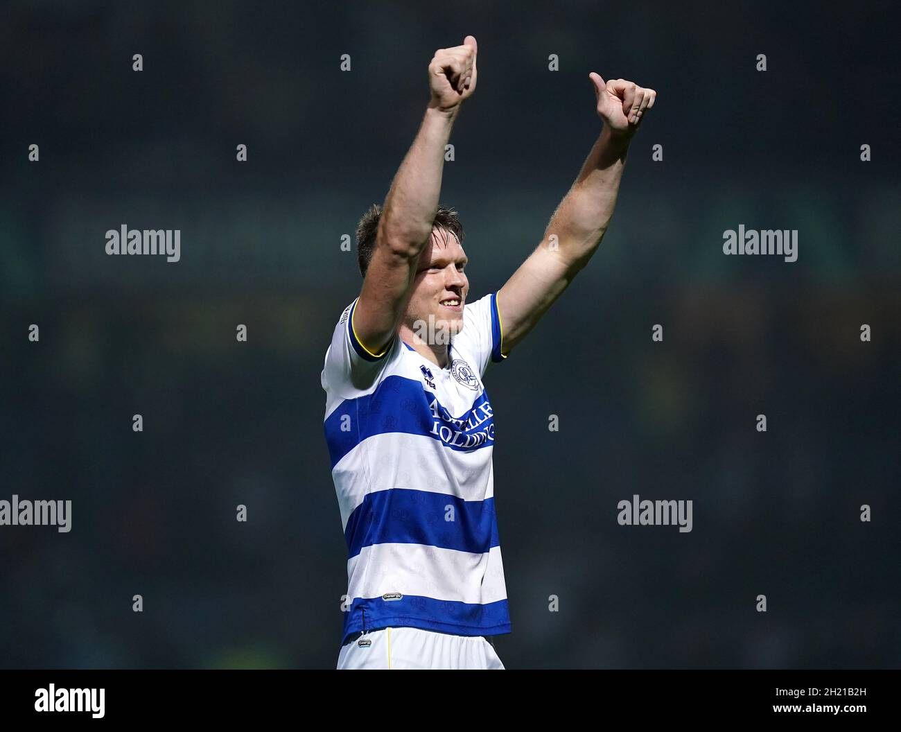 Rob Dickie, des Queens Park Rangers, applaudit les fans après le coup ...
