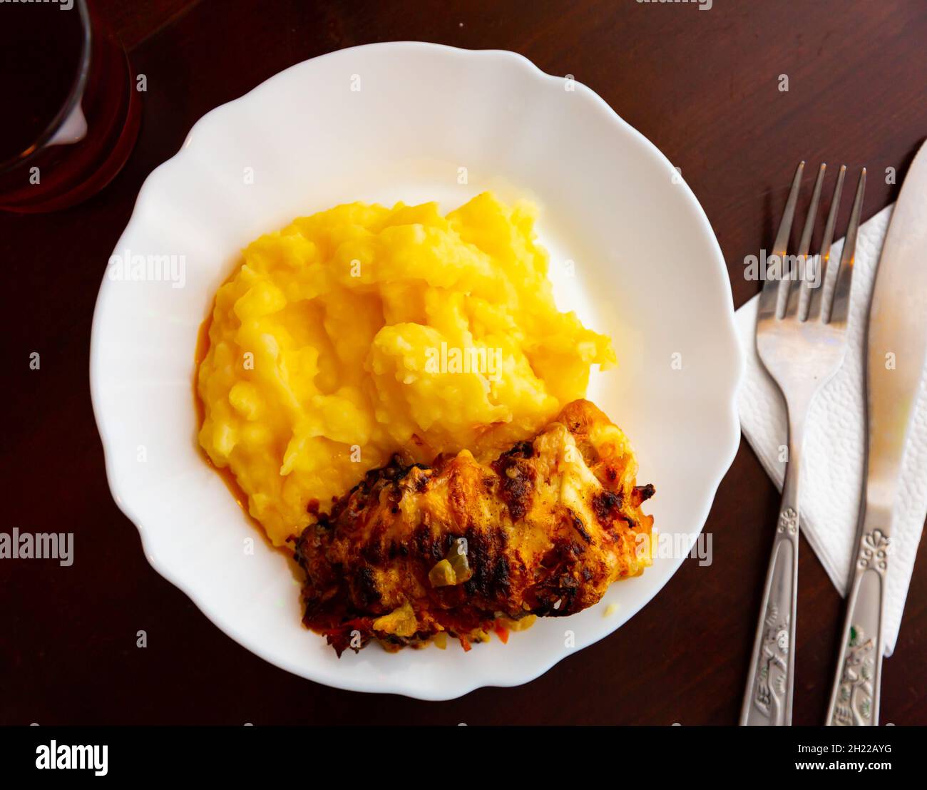 Le plat traditionnel de cuisine russe est le filet de poulet aux ...