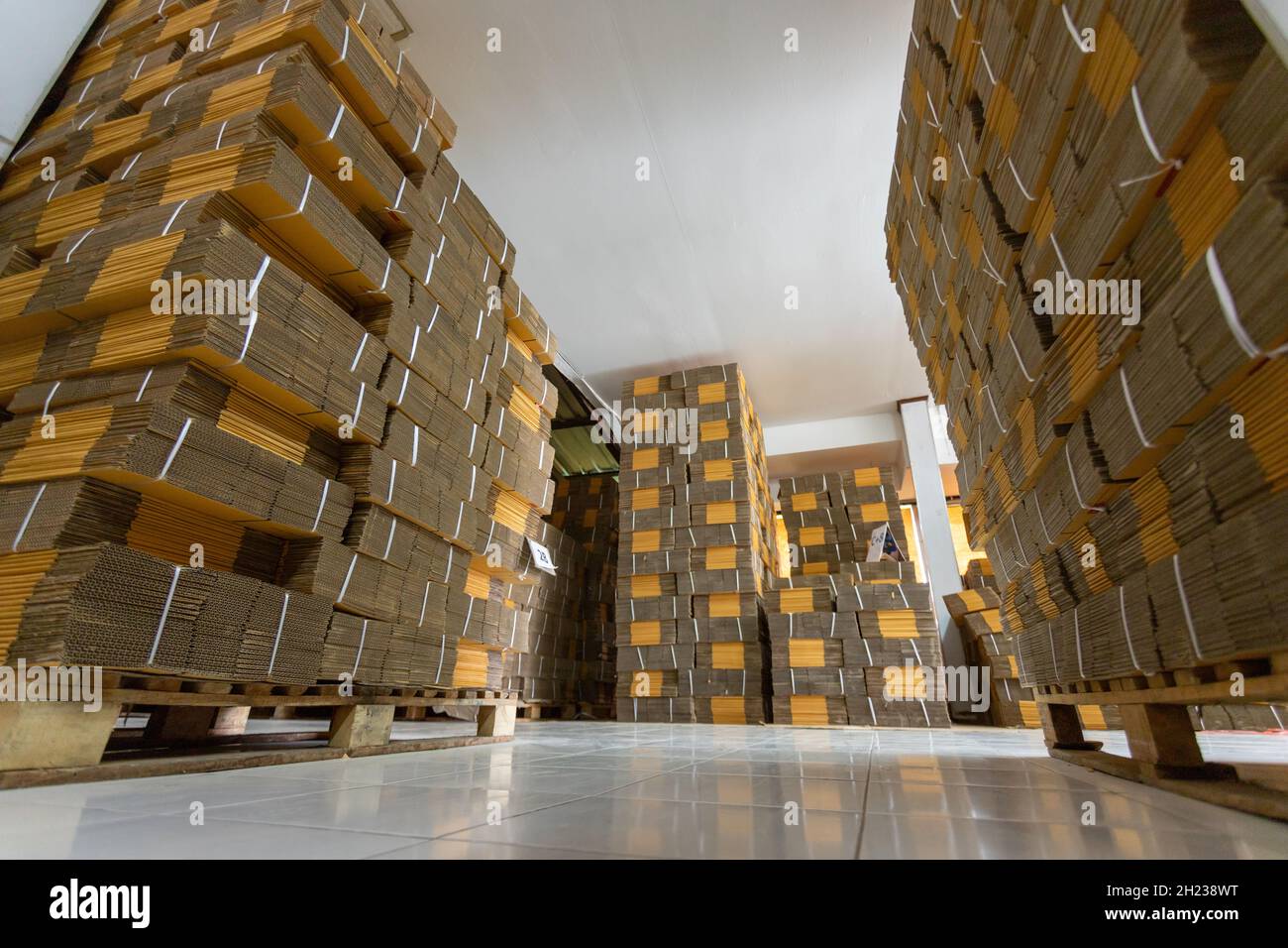 Boîtes en carton sur une palette, disposition des boîtes en carton dans ...
