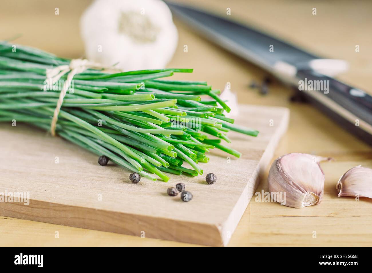 Oignons et ail sur une planche de bois Banque de photographies et d ...