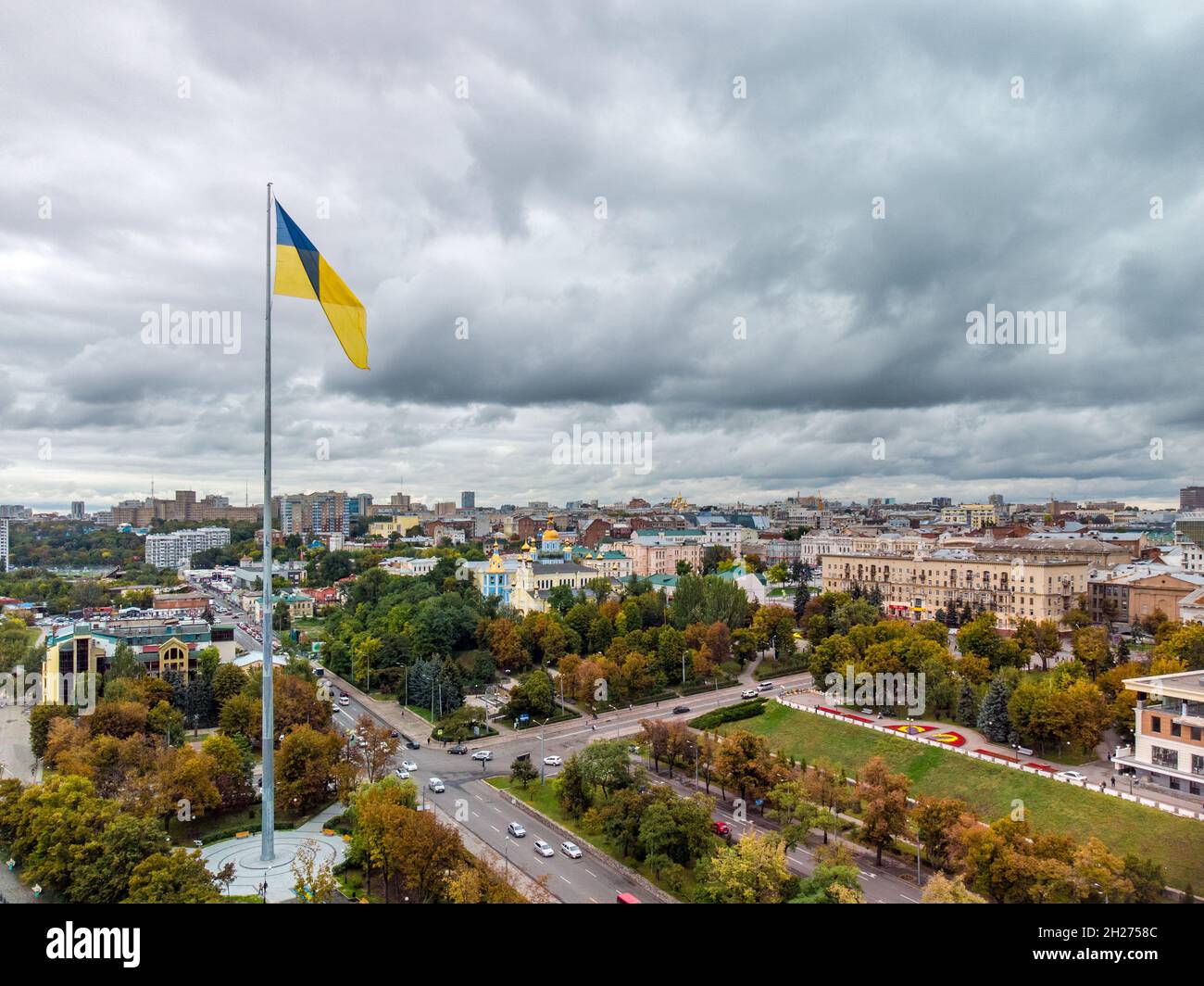 Drapeau avec le drapeau de l'Ukraine avec un paysage épique de nuages ...