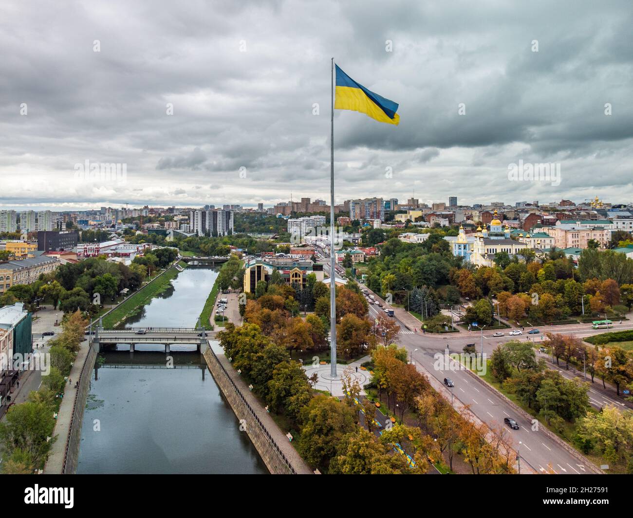 Mât avec le drapeau de l'Ukraine avec un paysage épique gris d'automne ...