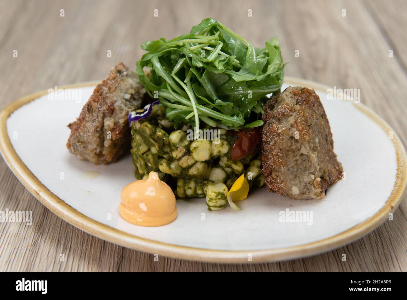 Assiette généreuse de beignets de crabe rôtis et frits avec un sallop ...