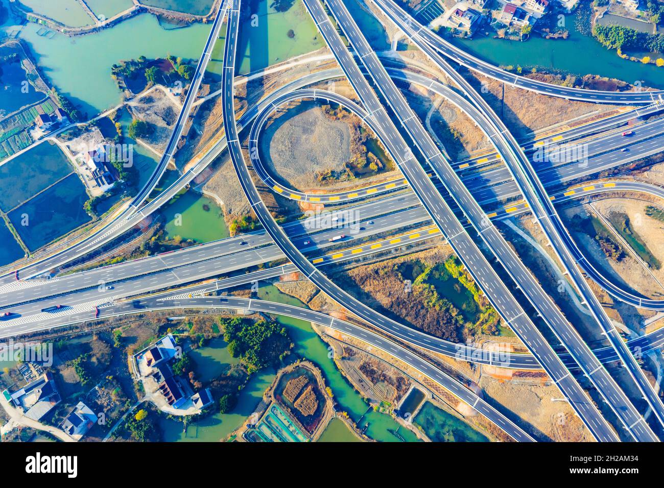 Vue aérienne d'un nouvel échangeur de route ou d'une intersection d ...