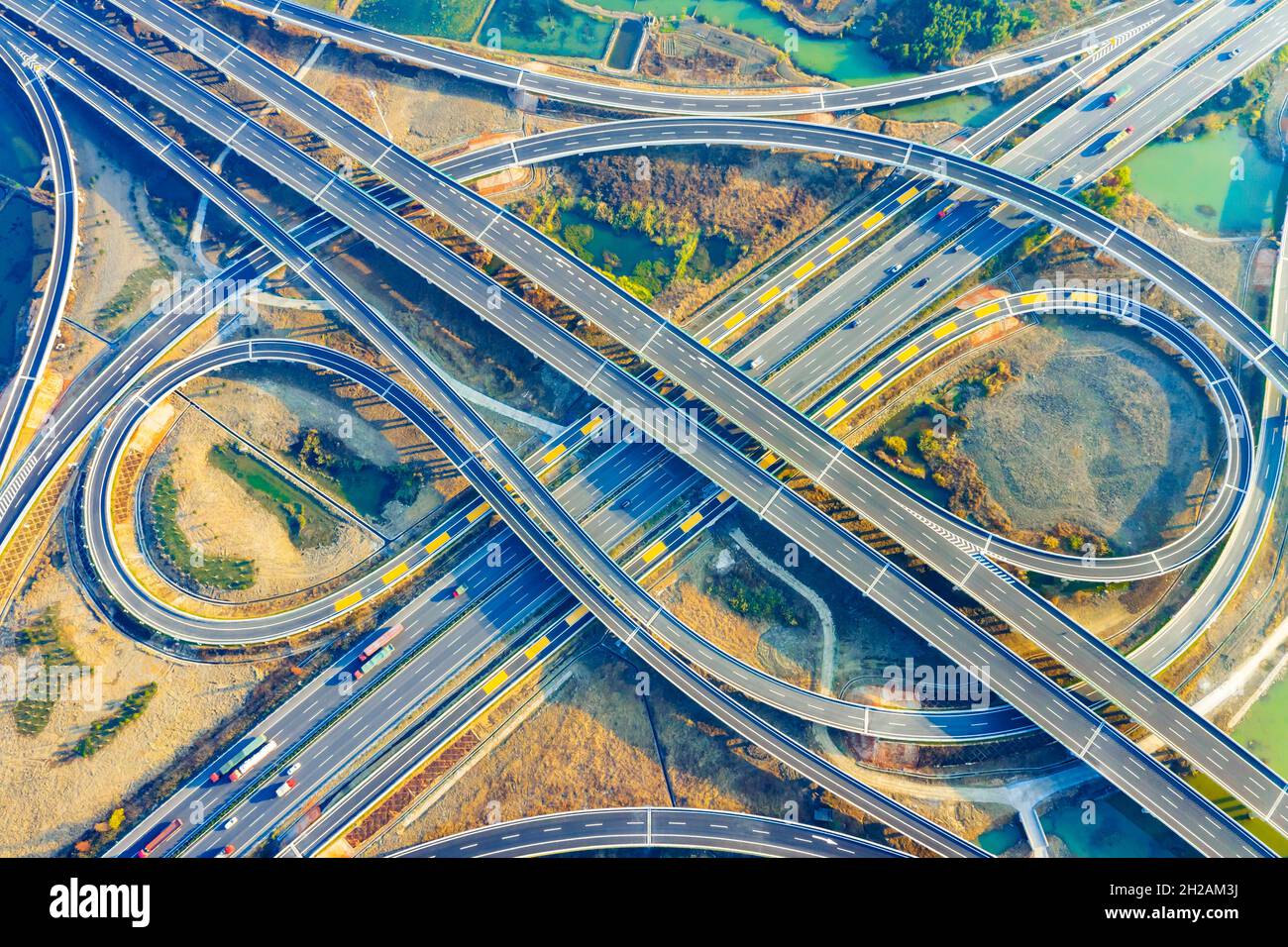 Vue aérienne d'un nouvel échangeur de route ou d'une intersection d ...