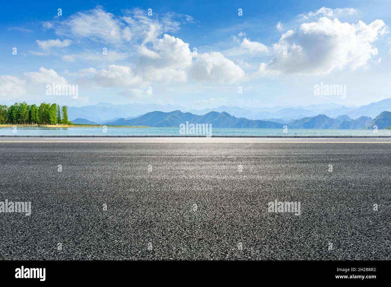 Lago di montagna con edifici a terra Banque de photographies et d ...