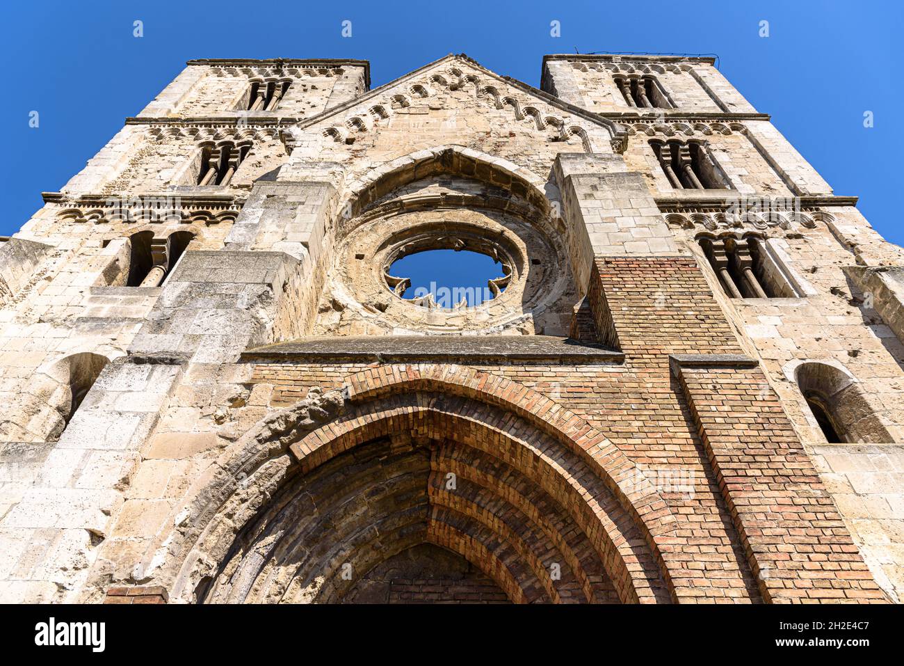 église romane en ruine Banque de photographies et d’images à haute ...