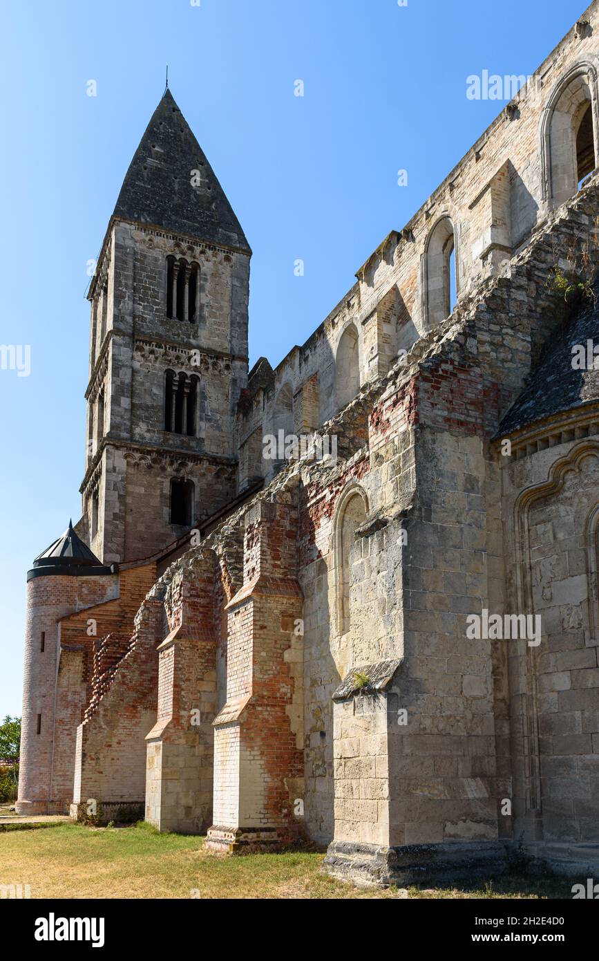 église romane en ruine Banque de photographies et d’images à haute ...