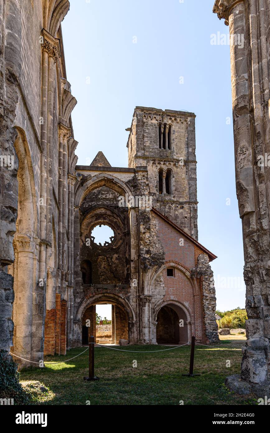 église romane en ruine Banque de photographies et d’images à haute ...