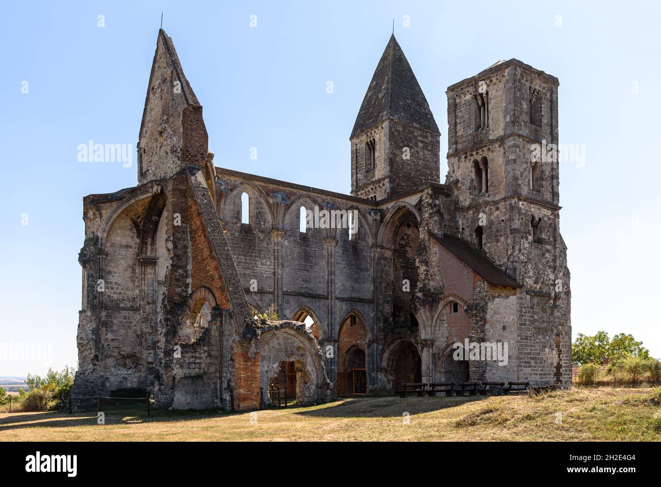 église romane en ruine Banque de photographies et d’images à haute ...