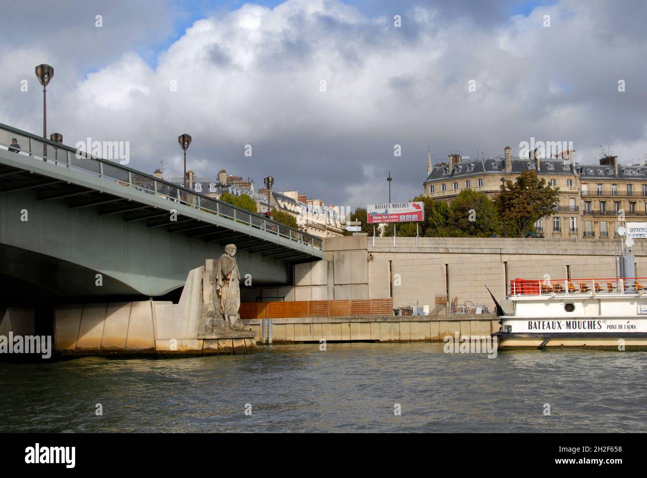 Pont de l'Alma au-dessus de la Seine, Paris, France avec la base pour ...