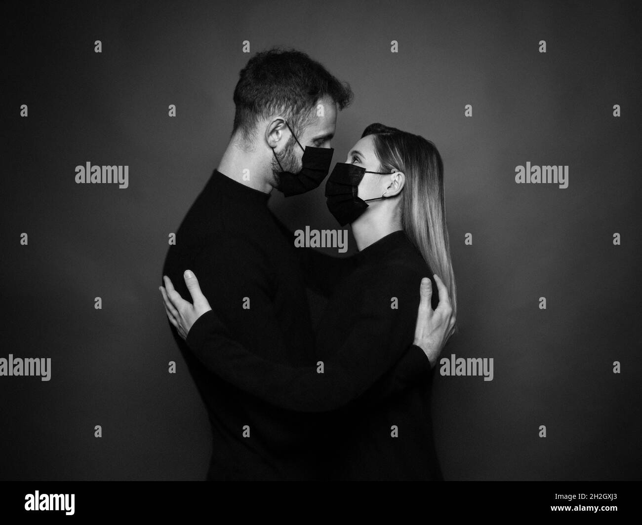 Masque de protection de couple Banque d'images noir et blanc - Alamy