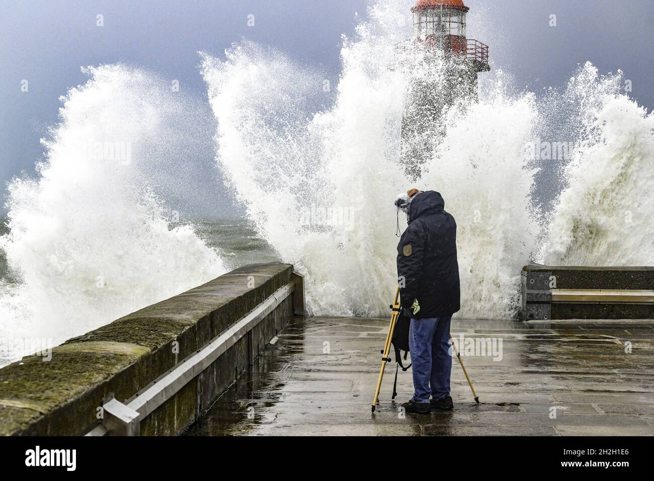 Tempête Aurora à Fecamp (76) le 21 octobre 2021.Photographe prenant des ...