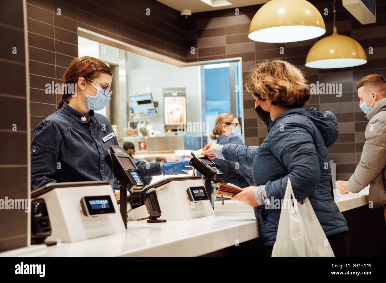 Mcdonalds cashier Banque de photographies et d’images à haute résolution - Alamy