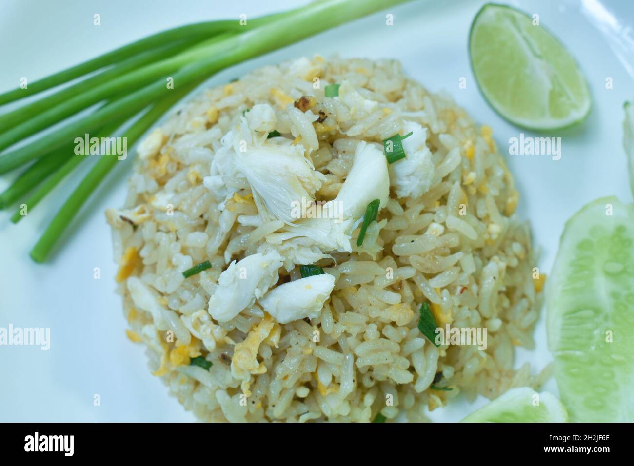 la viande de crabe de riz frit et l'œuf avec une tranche de concombre ...