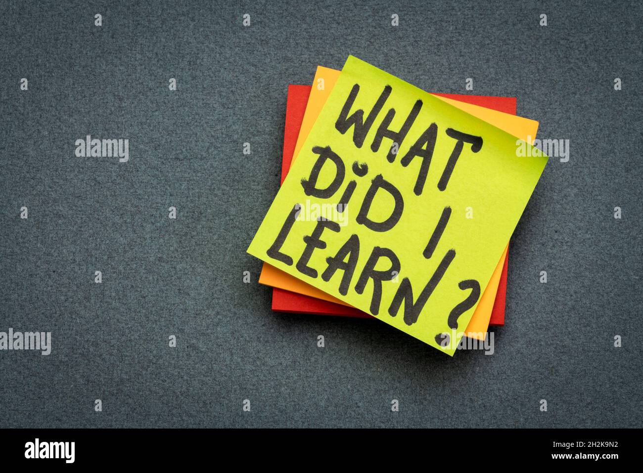 Qu'ai-je appris ?Écriture manuscrite sur un pense-bête.Expérience d ...