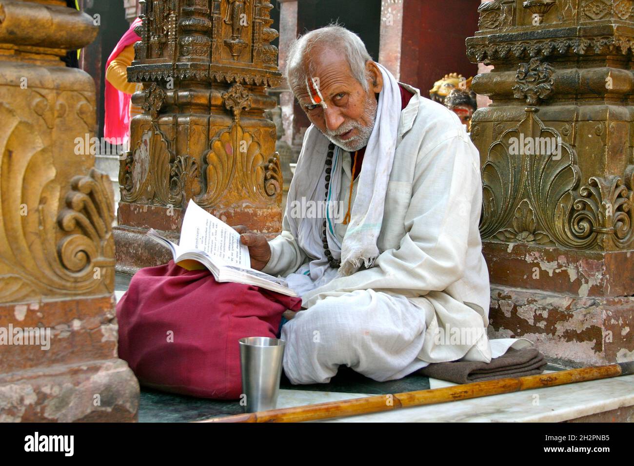 INDE.BENARES.PANDIT (PRÊTRE HINDOU) LISANT LES ÉCRITURES DANS LE ...