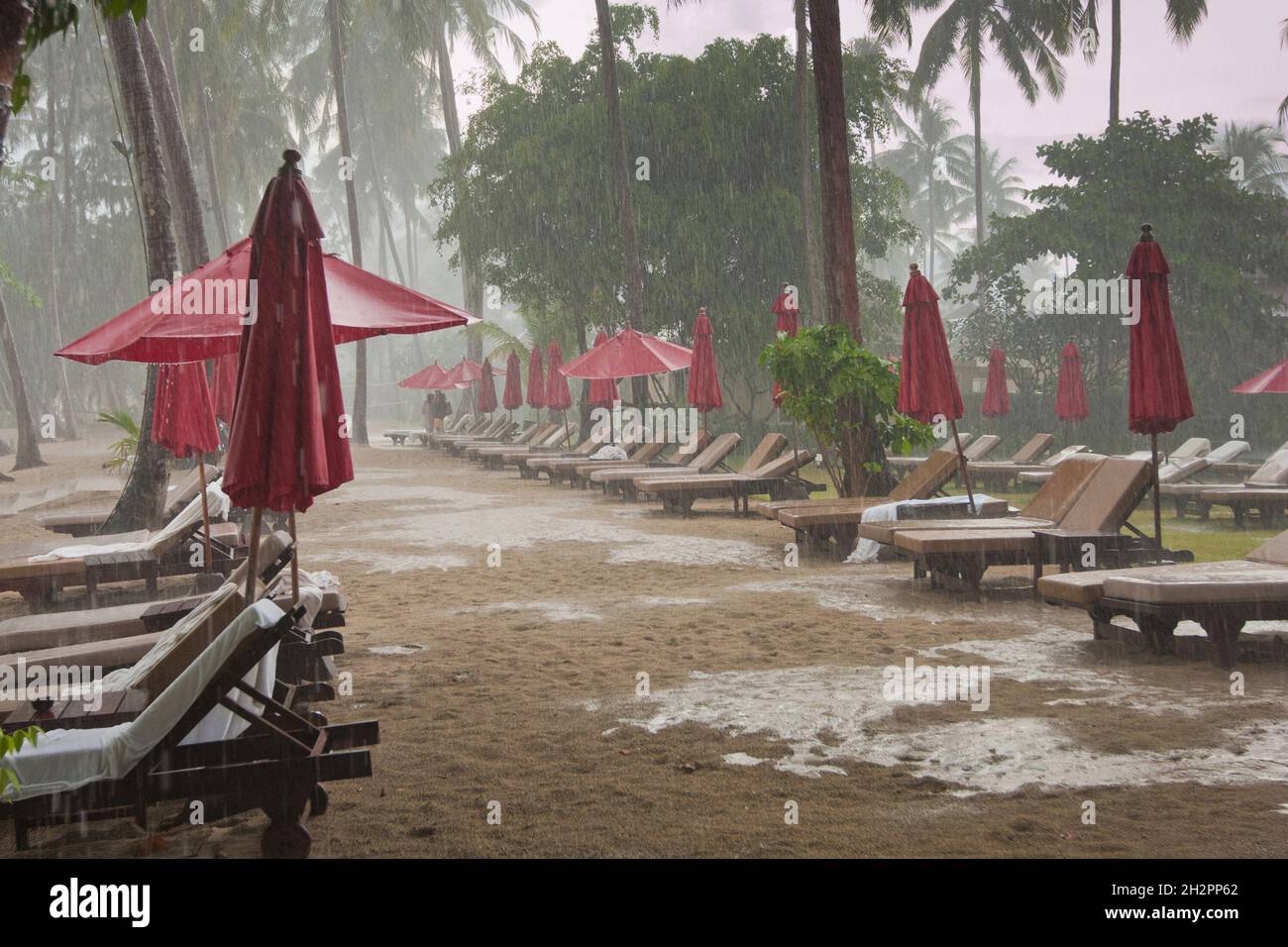Forte pluie sur la plage Banque de photographies et d’images à haute ...