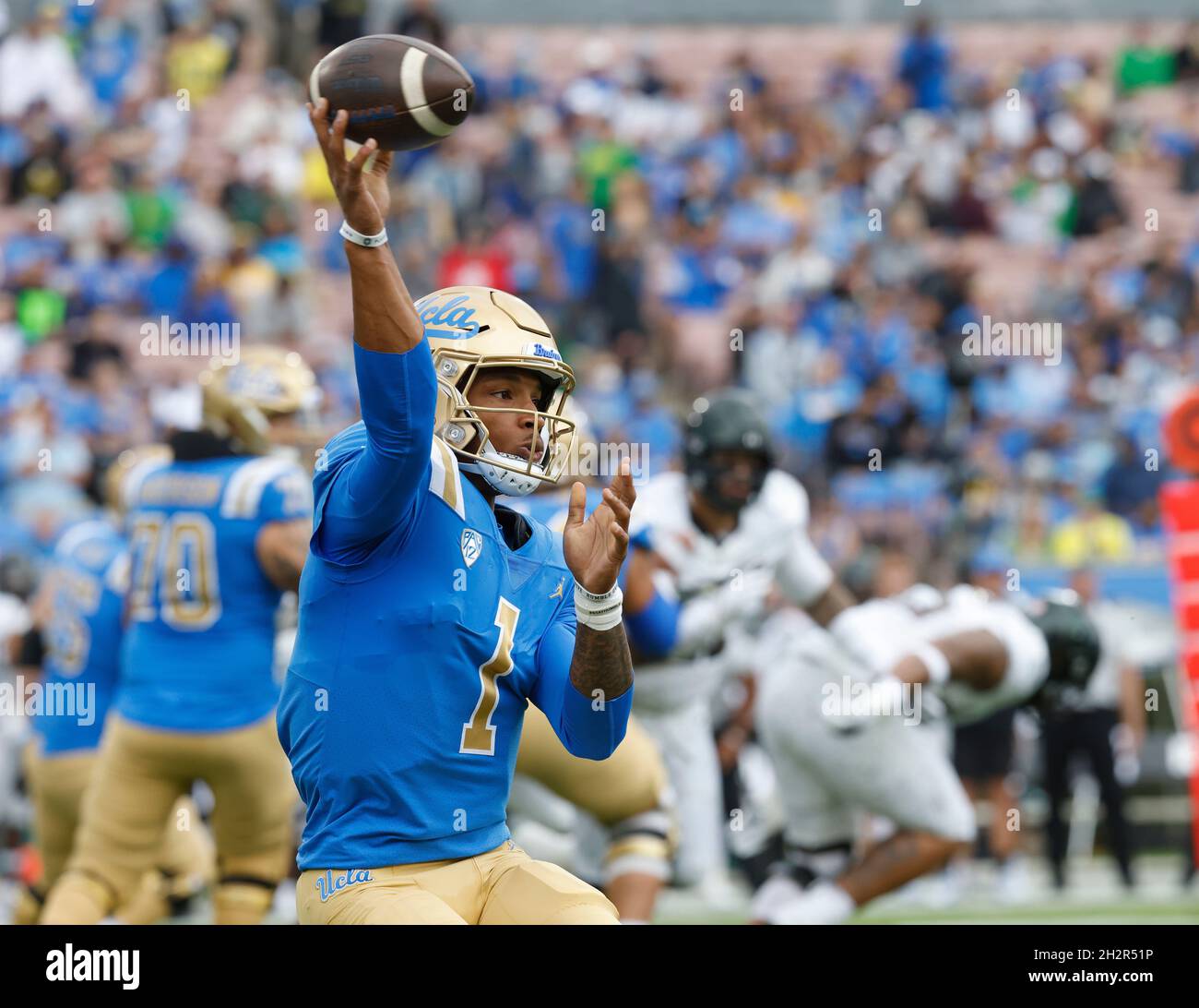 Le 23 octobre 2021 le quarterback UCLA Bruins Dorian Thompson-Robinson ...