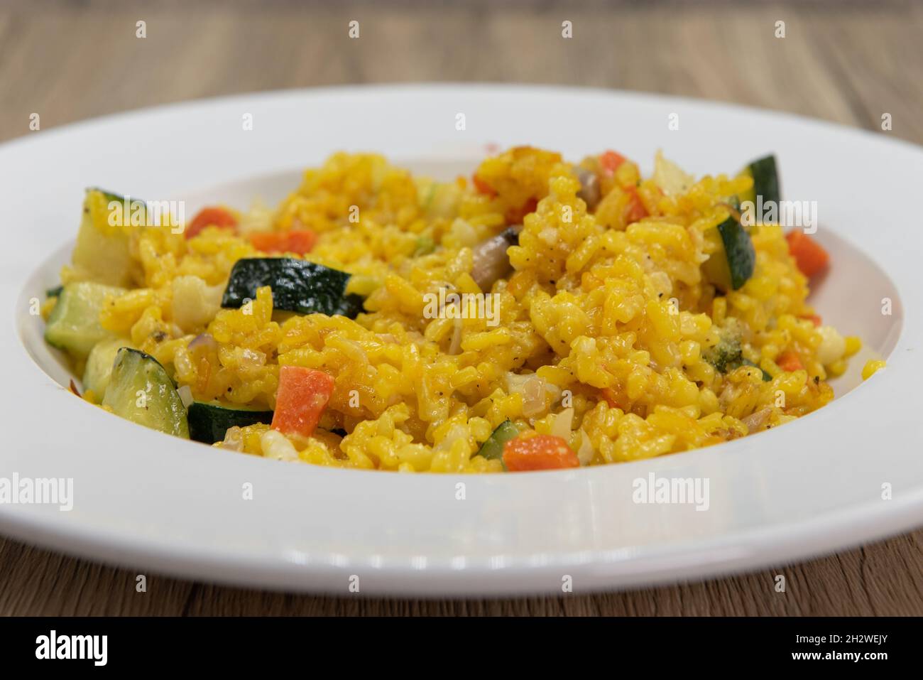 Le riz italien aromatisé cuit à la vapeur avec des légumes hachés a des ...