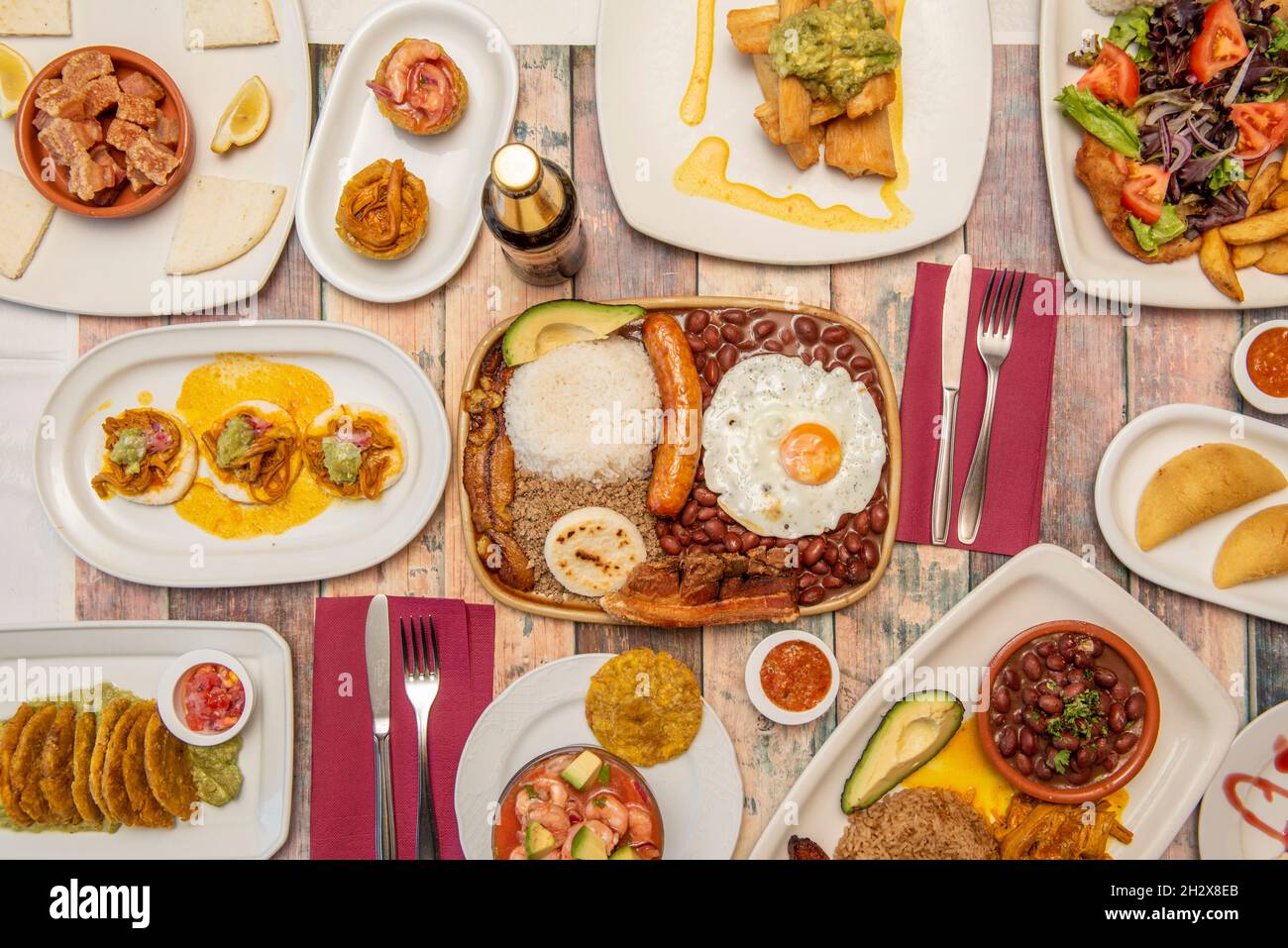 Ensemble de délicieuses recettes de cuisine colombienne sur table en ...