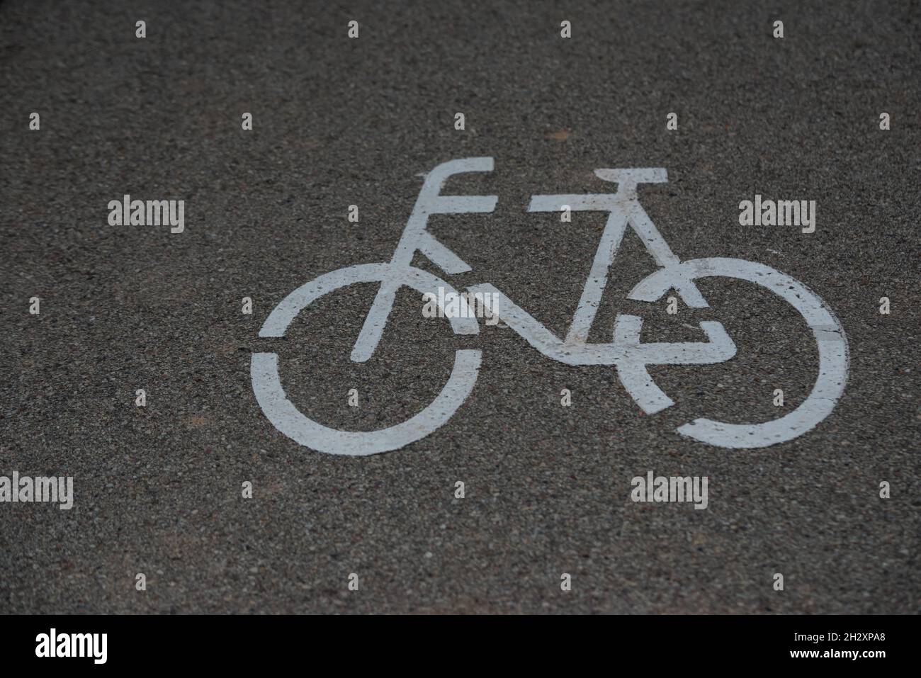 Symbole du logo de la piste cyclable sur l'asphalte gris. Gros plan ...