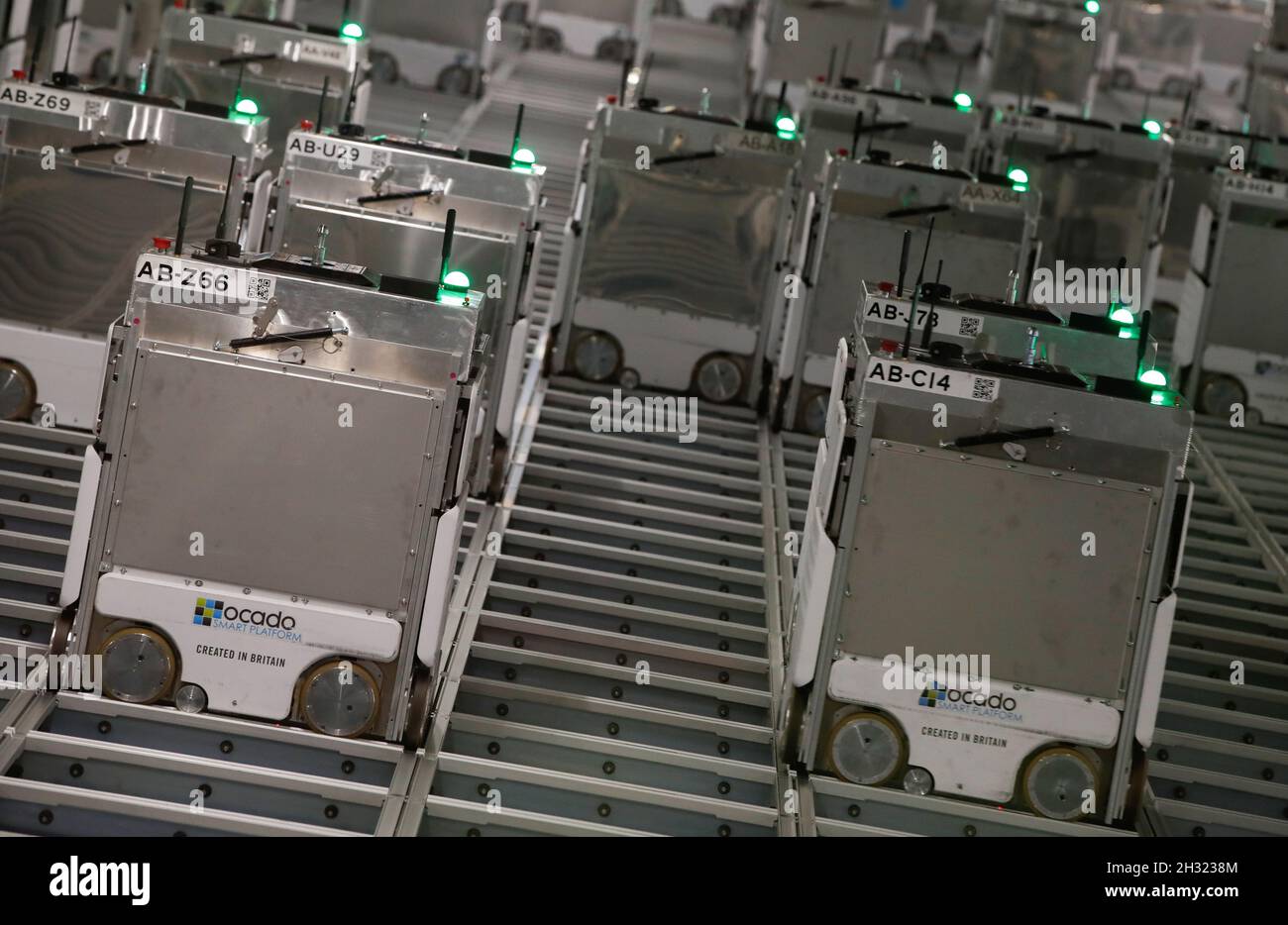 Ocado robots Banque de photographies et d’images à haute résolution - Alamy