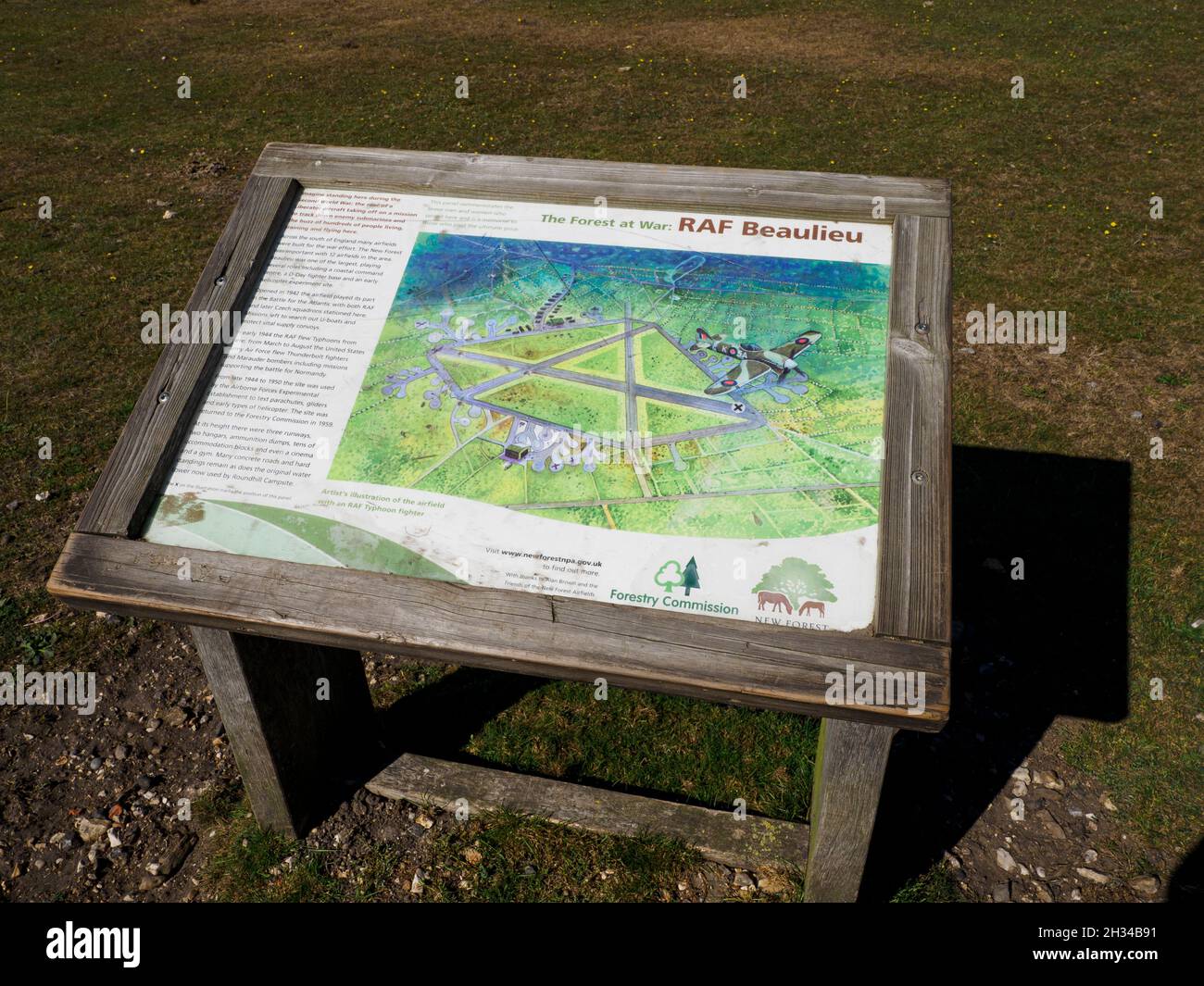 Panneau d'information de la RAF Beaulieu, ancien aérodrome de la ...