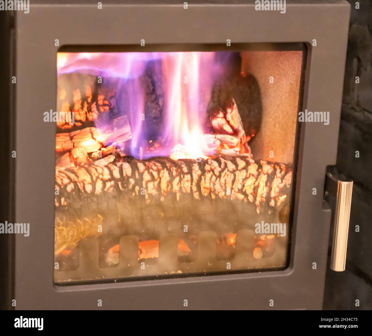 Flammes d'un vrai feu Banque de photographies et d’images à haute ...