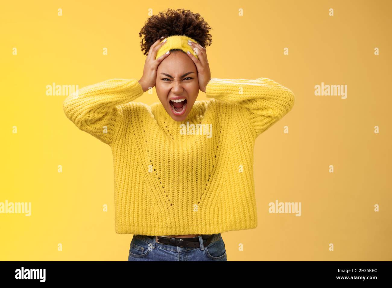 Furieuse outragée fille insane afro-américaine aller fou fou de yell ...